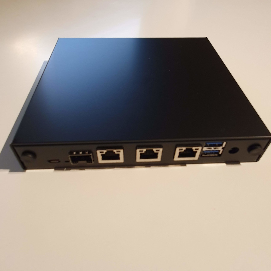 APU6B4: 1x SFP, 3x Gigabit LAN, Quad Core CPU, 16GB SSD, 4GB RAM